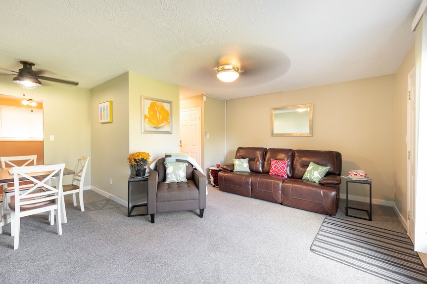 4 Br Executive Town Home, Indoor Pool, Close To Shopping, Restaurants, And Parks - Ontario