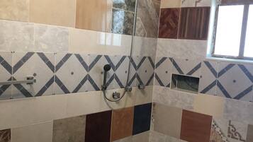 Chuveiro, toalhas de banho