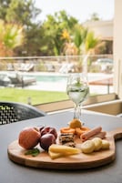 Superior One Bedroom Apartment With Pool View | Roupas de cama de algodão egípcio, roupas de cama premium