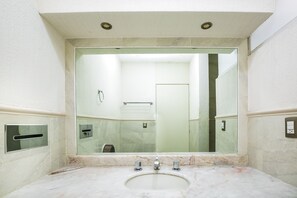 Quarto Standard, 2 camas de casal | Lavatório na casa de banho