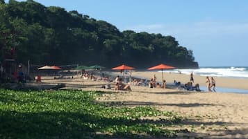 Perto da praia, praia de areia negra, bares na praia