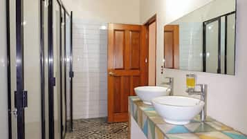 COMPARTIDA HOMBRES | Banheiro | Chuveiro, secador de cabelo (mediante solicitação), toalhas de banho