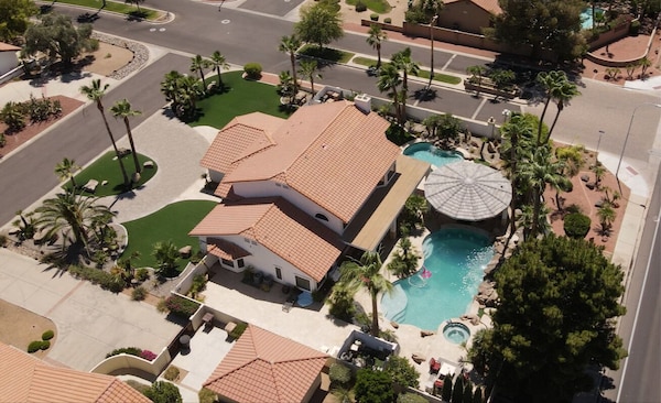 Epic House ~ Spring Training Dream. Resort Style Home With Two Swimming Pools !! - Glendale, AZ