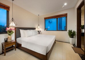 Roupas de cama premium, frigobar, cofres nos quartos, escrivaninha