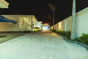 Fachada da propriedade à noite