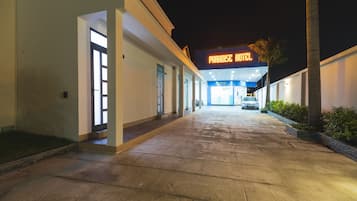 Fachada do alojamento (tarde/noite)