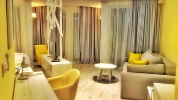 Suíte estúdio família | Área de estar | TV de tela plana