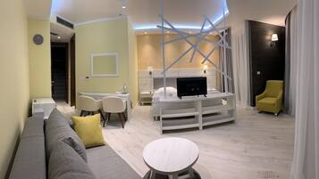 Suíte estúdio panorâmica | Área de estar | TV de tela plana