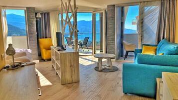 Suíte estúdio panorâmica | Área de estar | TV de tela plana