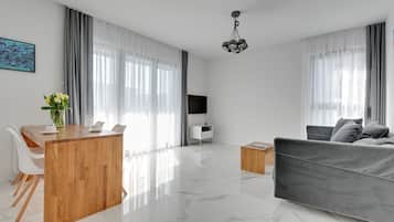 Apartamento, não fumadores, varanda | Sala de estar | TV de ecrã plano