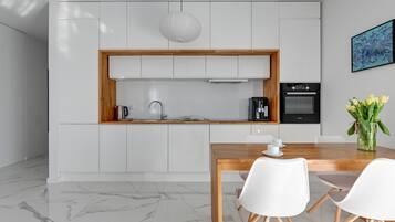 Apartamento, não fumadores, varanda | Refeições no quarto