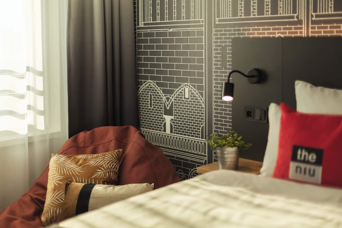 Cofres nos quartos, quartos à prova de som, berços grátis