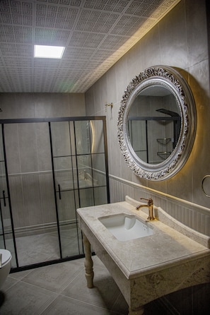 Quarto casal luxo | Banheiro | Chuveiro, chuveiro com efeito de chuva, produtos de toalete grátis
