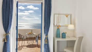 Quarto superior, sacada, vista para o mar | 1 quarto, frigobar, cofres nos quartos, Wi-Fi de cortesia