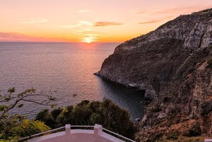 Falésias costeiras com vista para o pôr do sol.