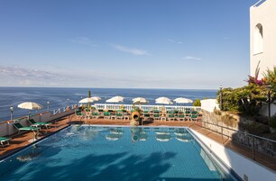 Piscina interna, piscina externa sazonal, guarda-sóis, espreguiçadeiras