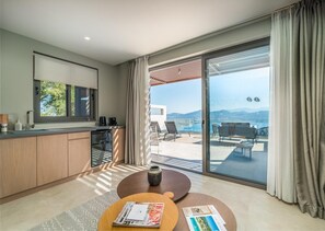 Suíte superior, terraço, vista para o mar | Cozinha americana privada | Geladeira, cooktop, máquina de café expresso, cafeteira/chaleira