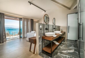 Cobertura lua de mel, vista para o mar | Banheiro | Chuveiro, produtos de toalete grátis, secador de cabelo 