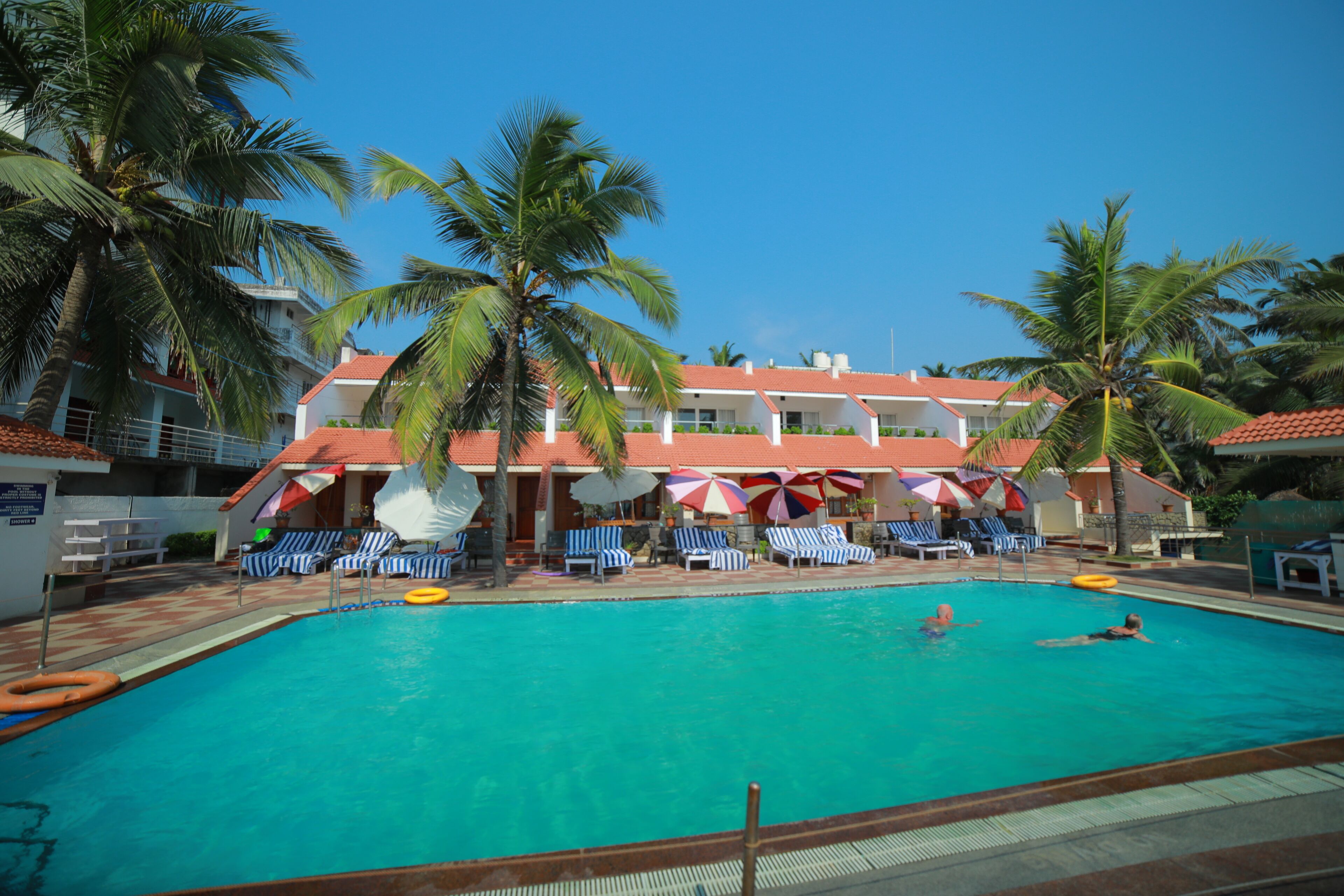 Piscina externa, funciona das 11h às 18h, guarda-sóis, espreguiçadeiras