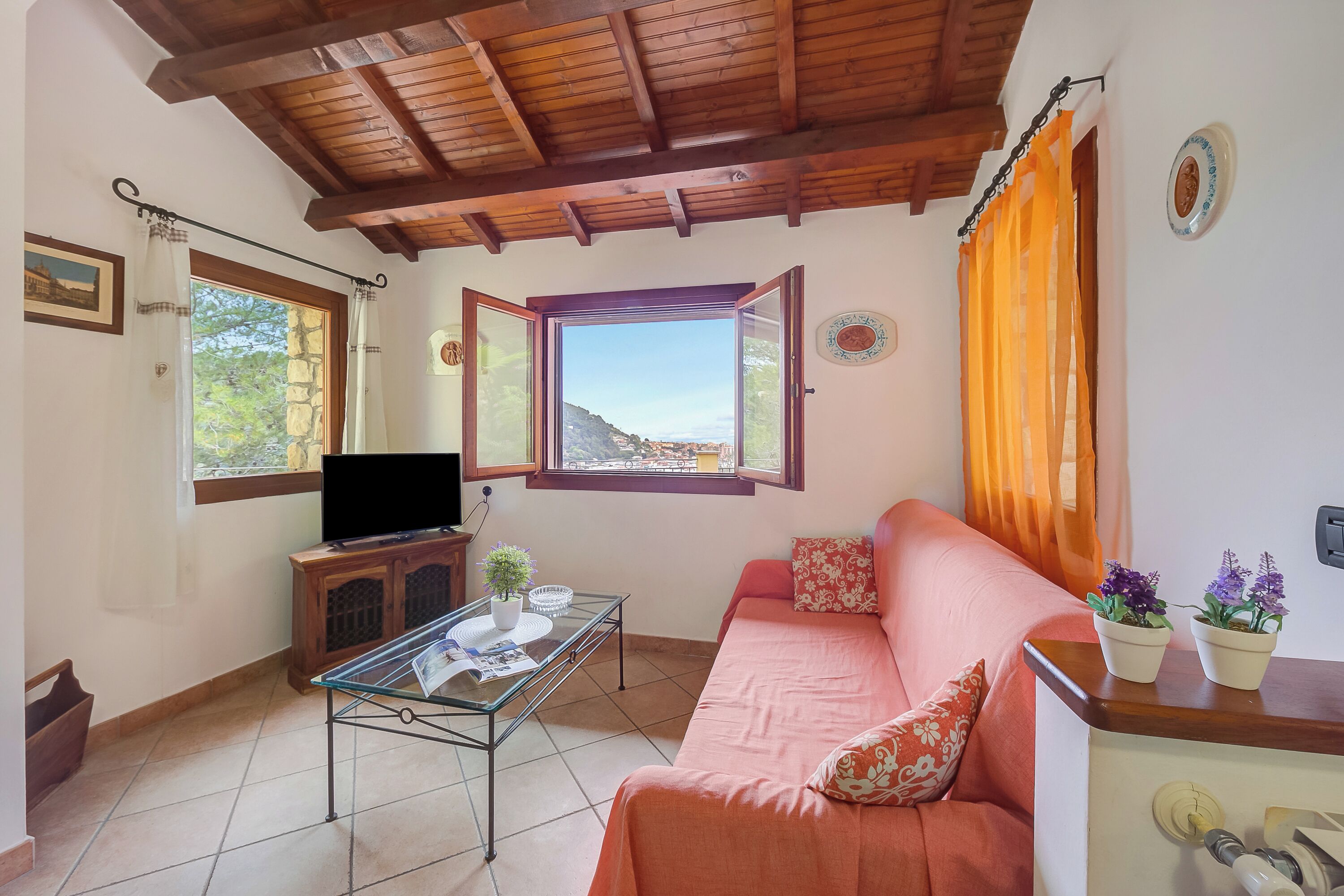 Villa Familiar, vários quartos, 2 casas de banho, junto à montanha (Villa Monte Enrico - With Pool) | Sala de estar | Televisor de ecrã plano de 22 polegadas com canais por cabo, televisor 