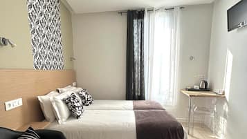Quarto Twin Standard | Com decoração personalizada, com mobília individualizada, secretária