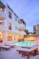 Fachada do alojamento (tarde/noite)