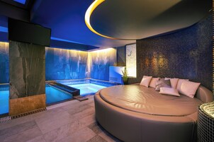 Sauna seca, banheira de hidromassagem, sauna a vapor, massagens