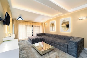 Apartamento Deluxe, 2 quartos, vista para a montanha | Minibar, cofre no quarto, secretária