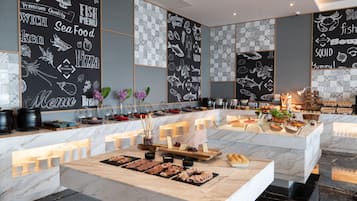 Pequeno-almoço tipo buffet diário (412 THB por pessoa)