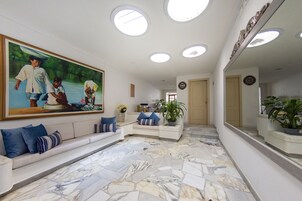 Área de estar no saguão