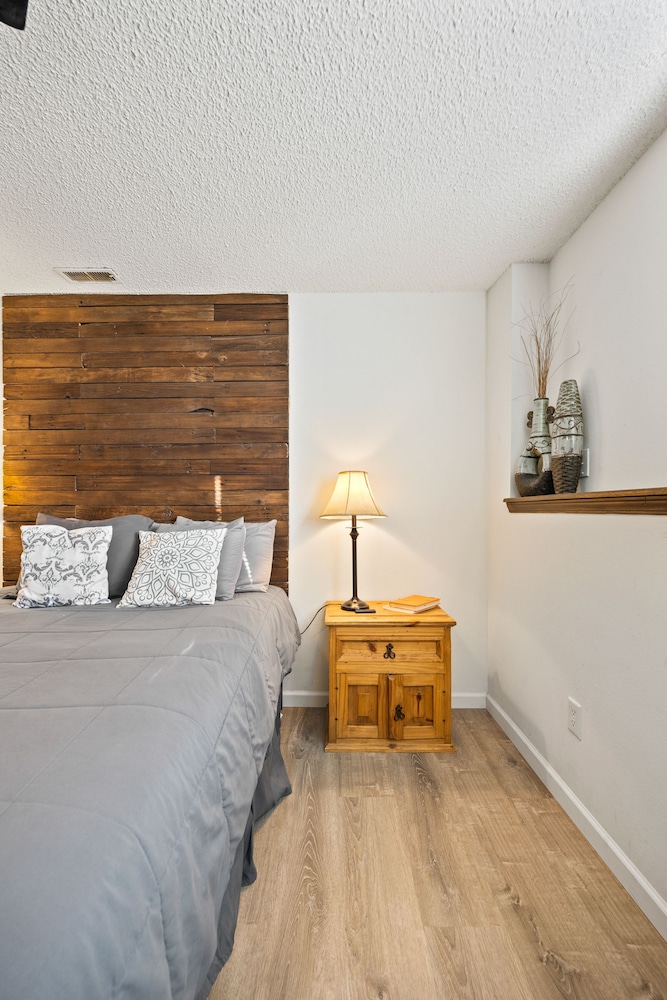 Family Space+ Central +Private Entry 2 Bedroom 1 Bath + Bunk Beds + Kitchen - Colorado Springs, CO
