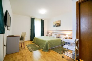 Quarto Duplo, varanda, vista para o mar | Cofre no quarto, secretária, Wi-fi grátis, roupa de cama fornecida 