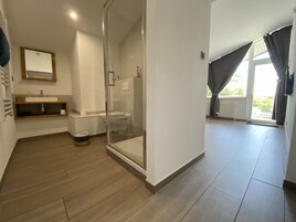 Quarto Duplo Comfort, casa de banho anexa, vista para o jardim (Chambre Pink Lady) | Casa de banho