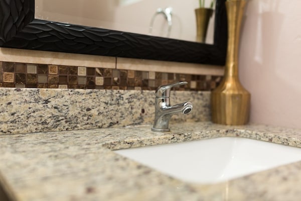 Cozy, Clean And Spacious 1 Bedroom Central Kingston Apartment - Kingston