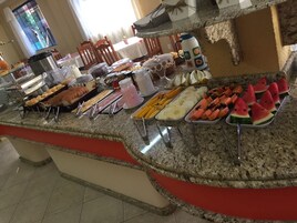 Café da manhã com buffet grátis todos os dias