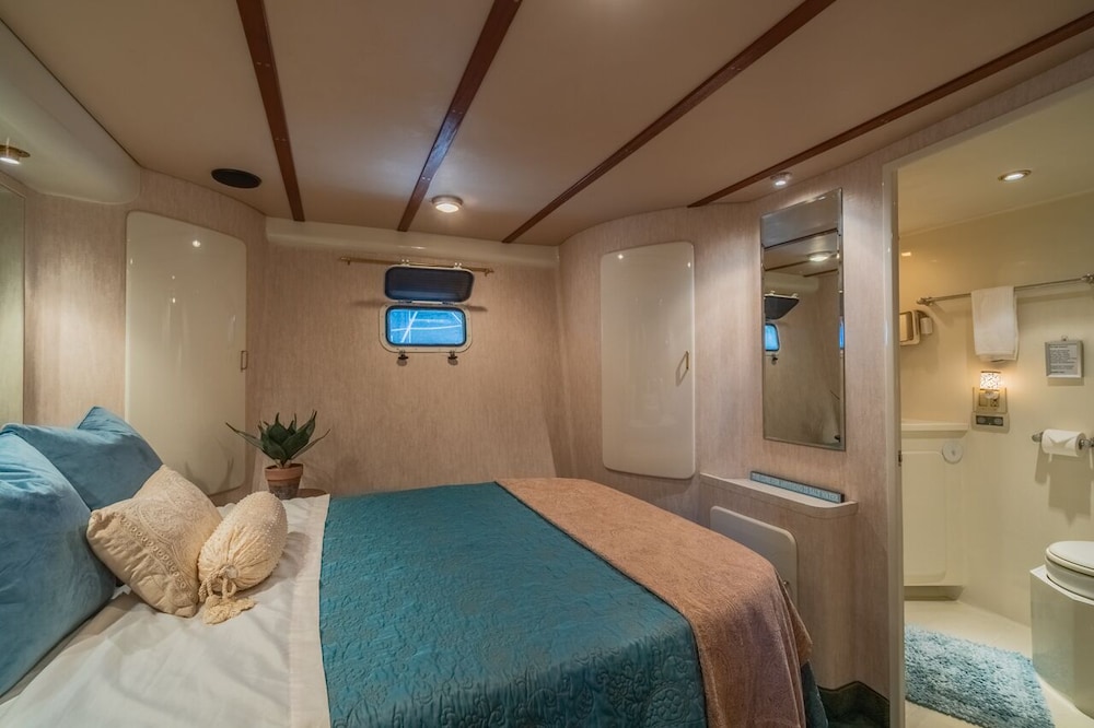 The West Star Yacht Staycation En El Agua - National City, CA