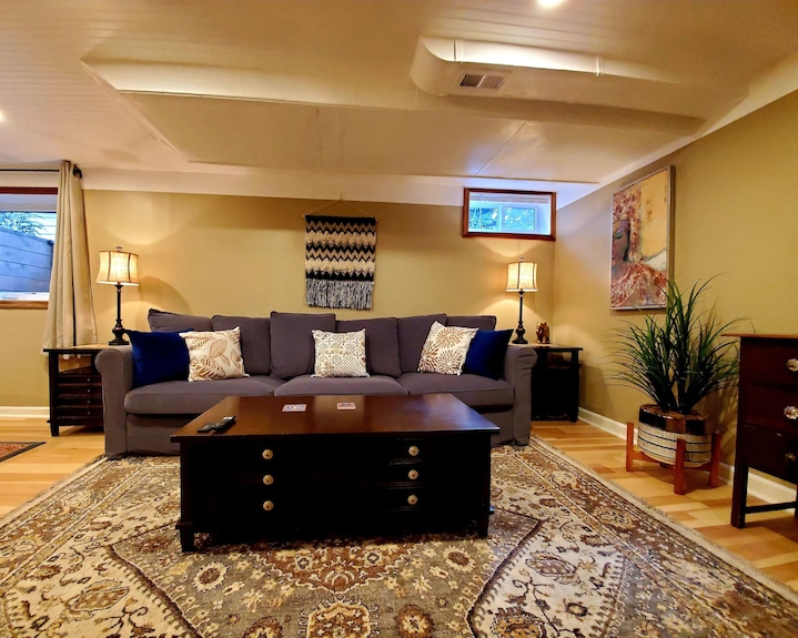 Well Appointed Basement Guest Suite With Private Entrance & Backyard Oasis. - Oregon