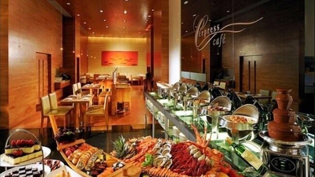 Café da manhã com buffet grátis todos os dias