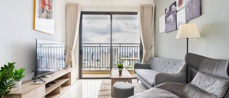 Apartamento, 3 quartos | Cofre com capacidade para portátil, secretária