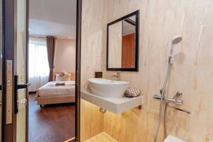 Quarto Twin Premium | Casa de banho | Artigos de higiene pessoal grátis, um secador de cabelo, chinelos 