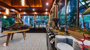 Pequeno-almoço tipo buffet diário (300 THB por pessoa)