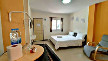 Quarto Duplo Superior | Secretária, Wi-fi grátis, roupa de cama fornecida