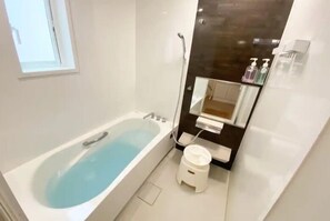 Casa (Private Vacation Home) | Banheiro | Banheira e chuveiro separados, produtos de toalete grátis