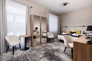 Cofres nos quartos, escrivaninha, cortinas blackout