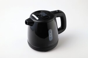 Uma chaleira elétrica preta com visor digital e botões para controle de temperatura.