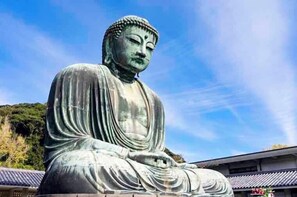 Uma grande estátua de Buda sentado.