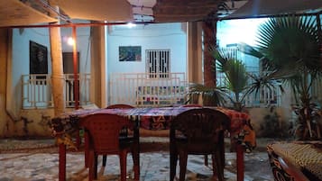 Café da manhã, almoço e jantar; local e internacional