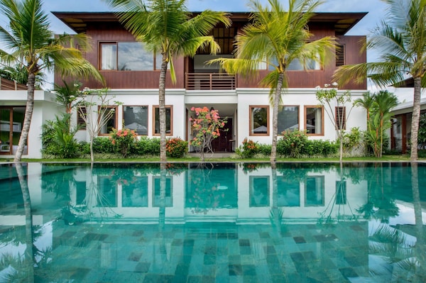Luxury Villa In Bali Near Beach, Bali Villa 2034 - Legian