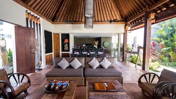 Villa (1 Bedroom) | Sala | Televisor