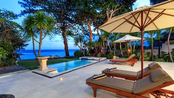 Uma piscina transbordante